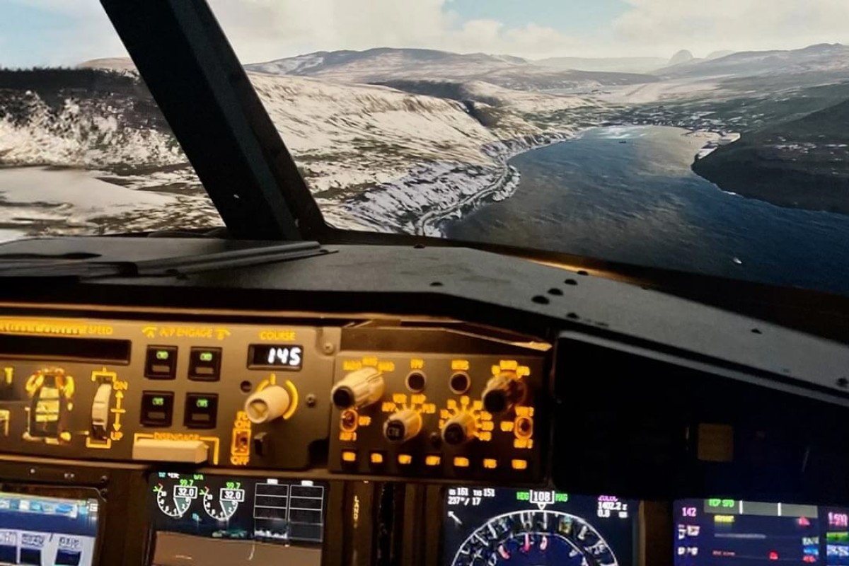 Go on a 2 Hour Commercial Flight Simulator Session in Gloucestershire